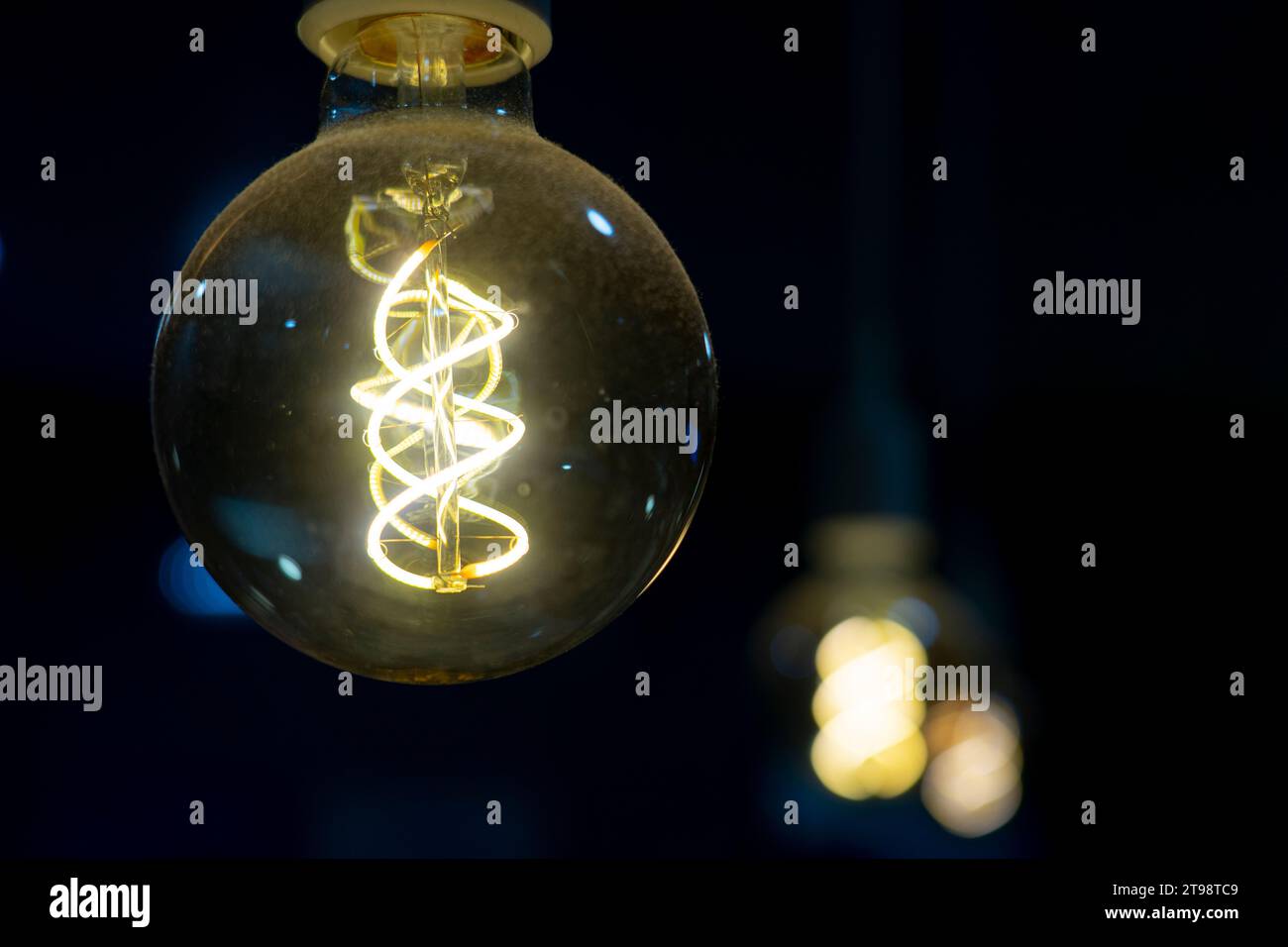 ornamental incandescent lamp with helicoidal filament for a relaxed ...