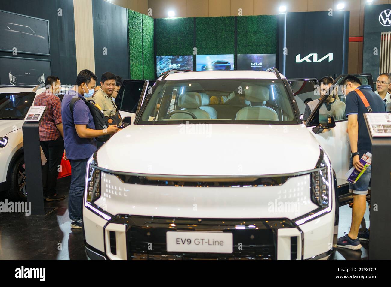 Bandung, Indonesia. 23rd Nov, 2023. Visitors see various cars at the Gaikindo Indonesia ...