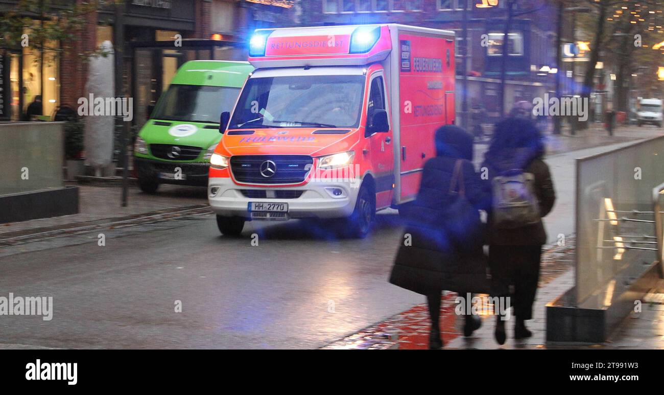 Ein Rettungswagen der Hamburger Feuerwehr rast durch die ...