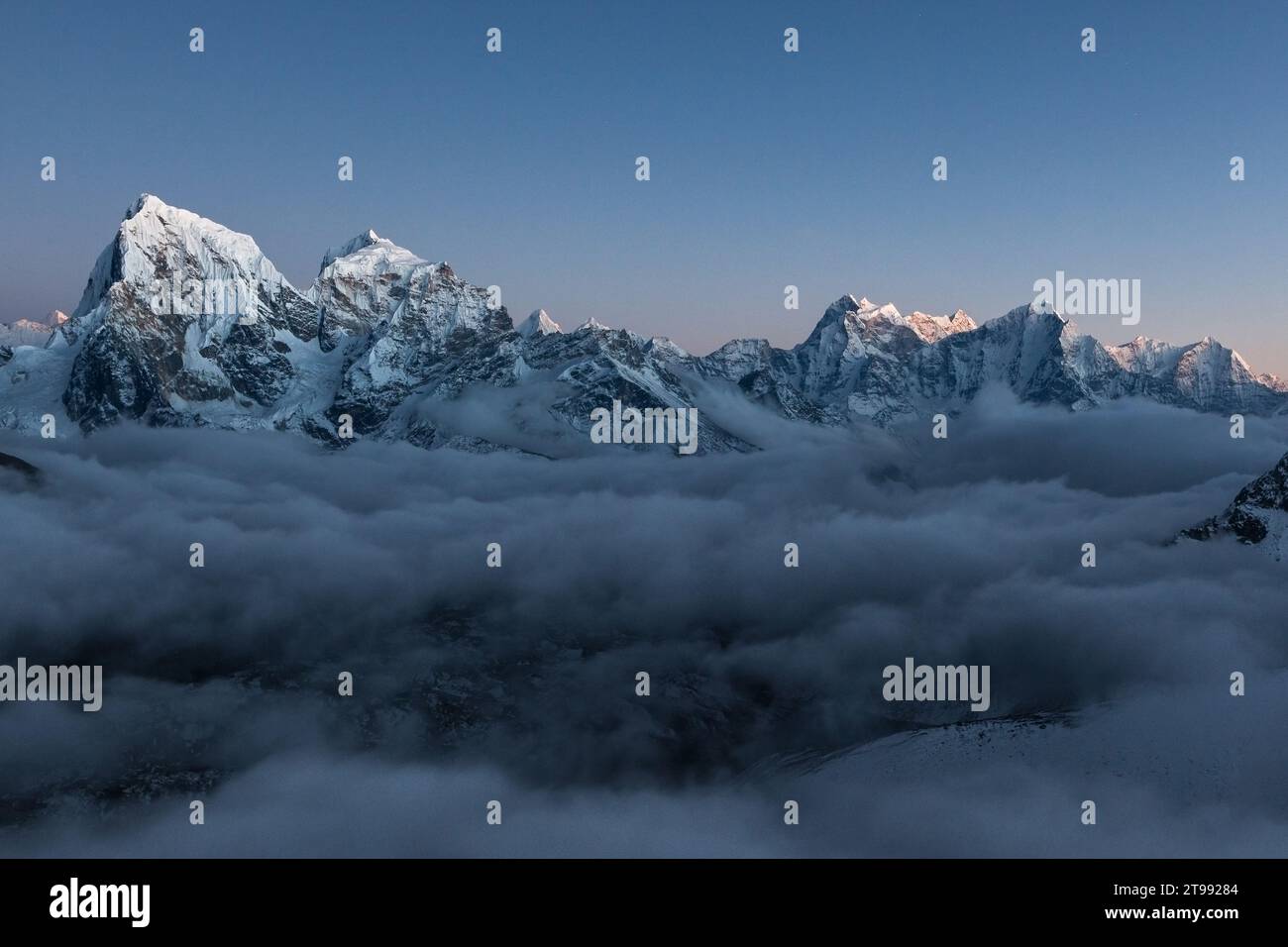 Gokyo ri sunrise hi-res stock photography and images - Alamy
