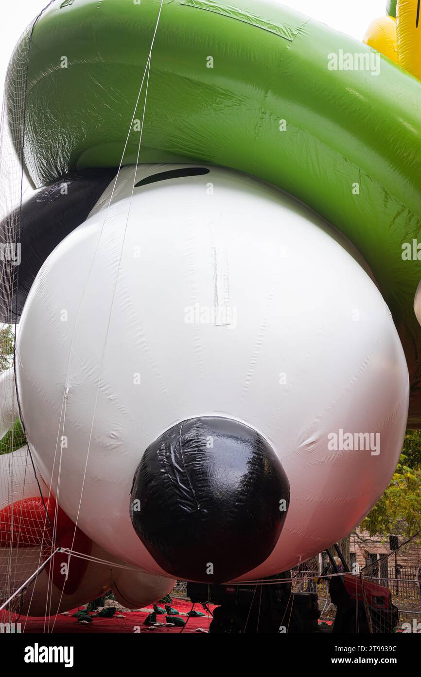 New York City, USA. 22nd Nov, 2023. Preparations are underway as the ...