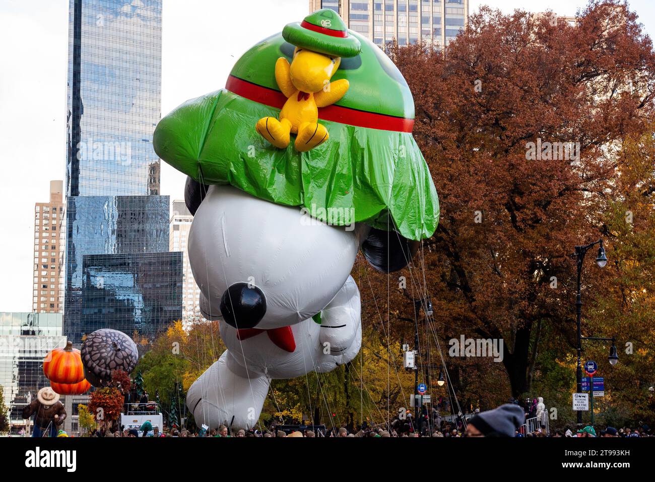 Macy's thanksgiving day parade snoopy hi-res stock photography and ...