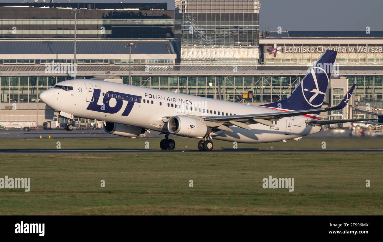 Pll lot lot polish airlines plane hi-res stock photography and images ...
