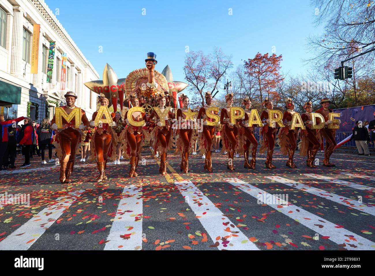 Ushering in Thanksgiving, performers hold up letters to say “Macys ...