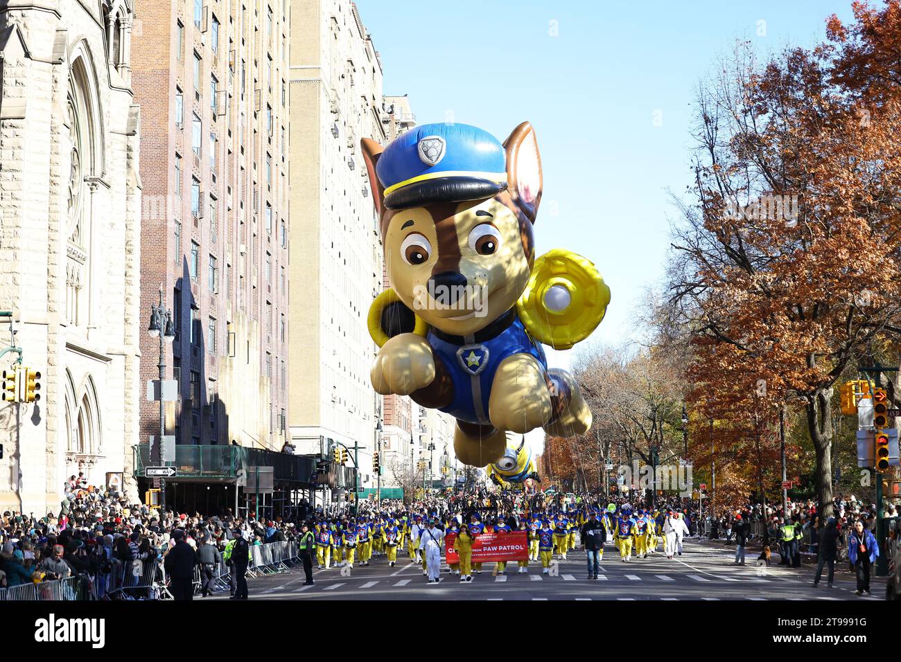The PAW Patrol heads down Sixth Avenue during The 97th Macy's ...