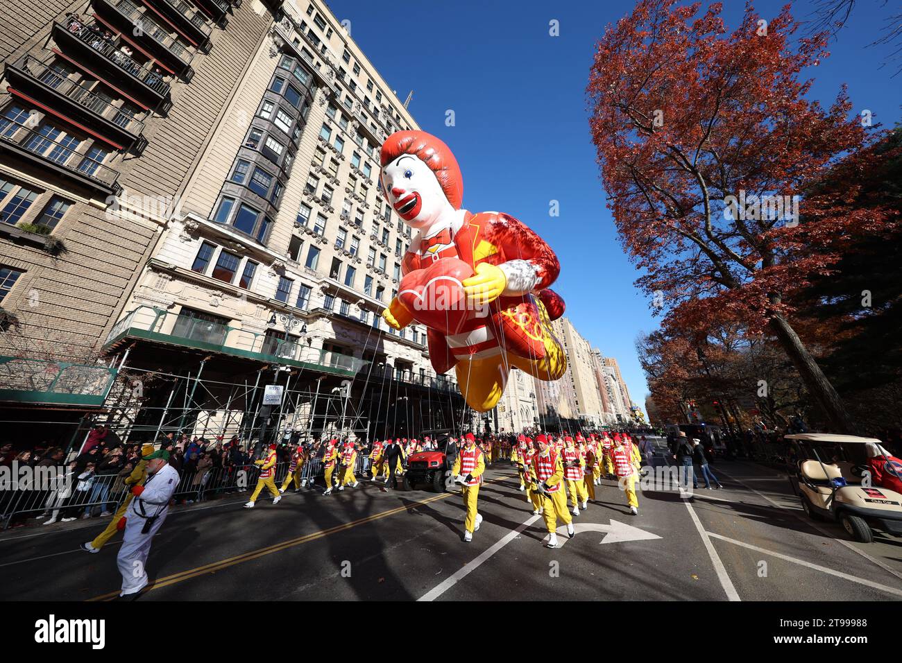 The Ronald McDonald heads down Sixth Avenue during The 97th Macy's ...