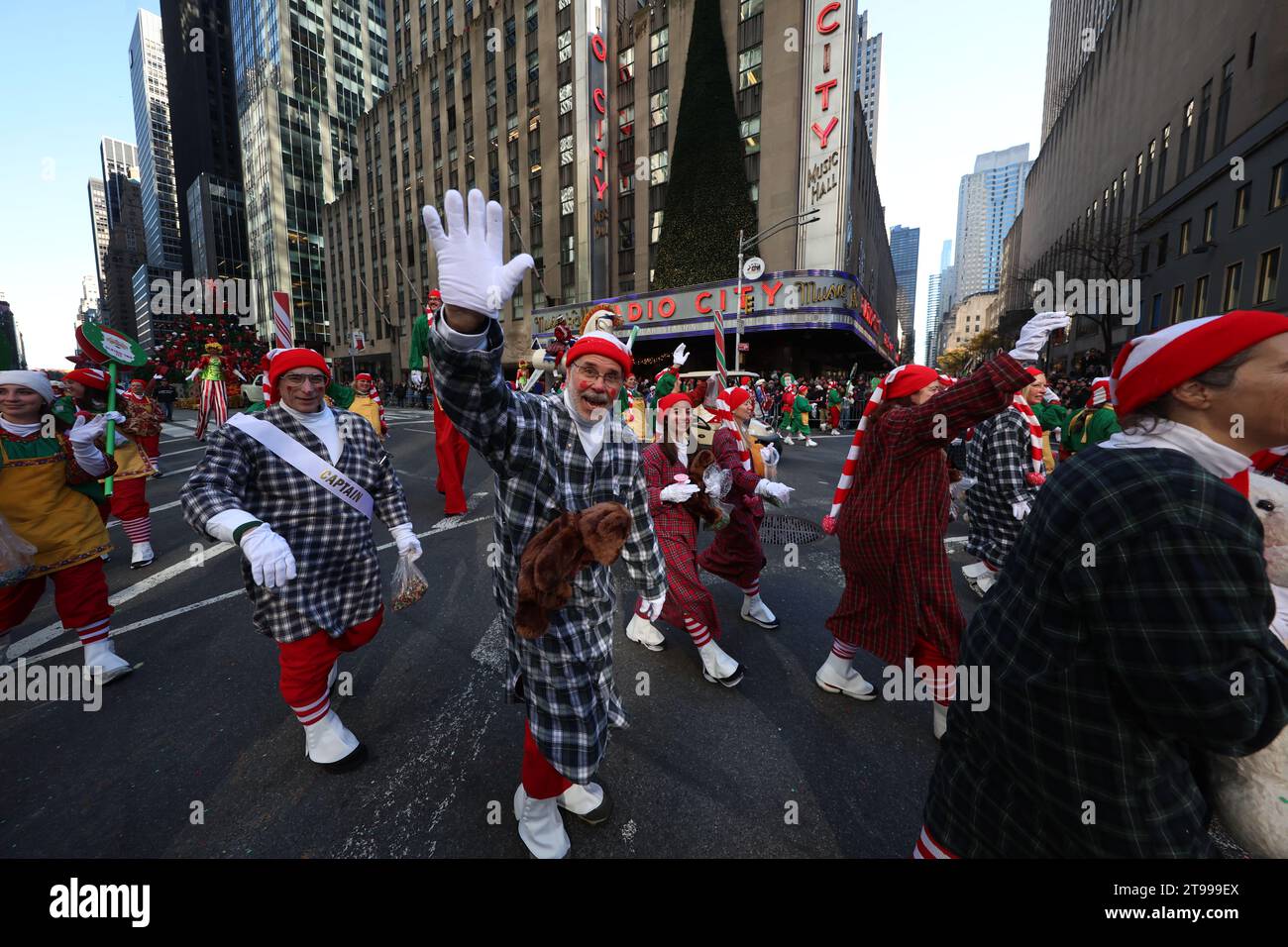 The Sleepy Clowns, The 97th Macy's Thanksgiving Day Parade entertain ...