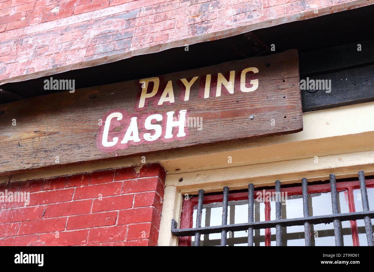 Boarded Up Building Used to Pay Cash Stock Photo - Alamy