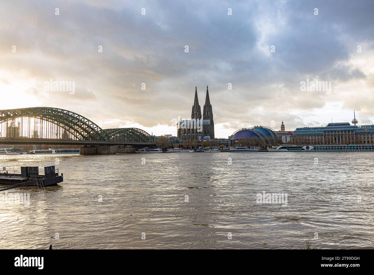 Rhein Hochwasser in Köln beim Pegel von 693 cm aus Sicht des Deutzer ...