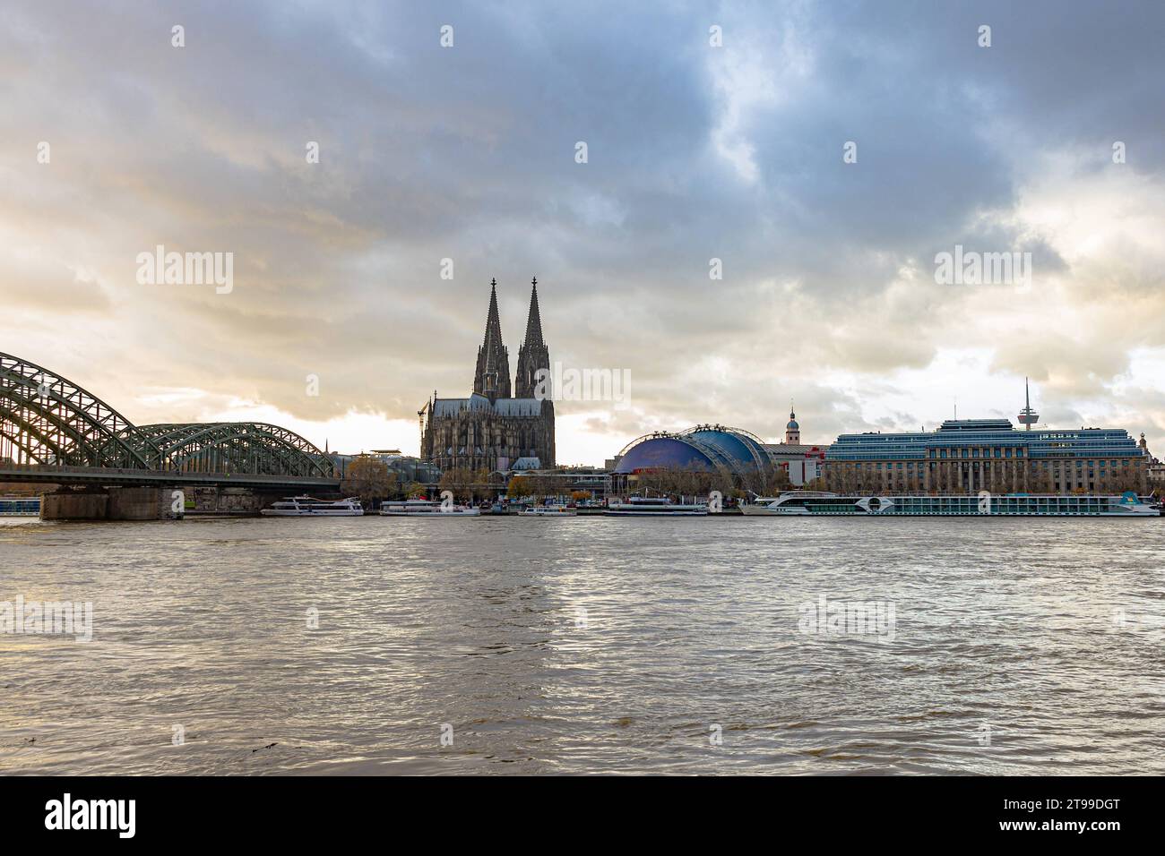 Rhein Hochwasser in Köln beim Pegel von 693 cm aus Sicht des Deutzer ...