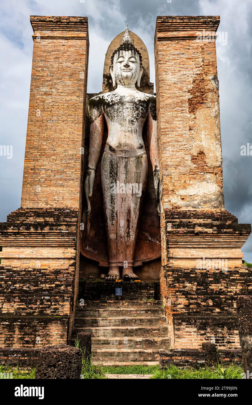 Sukhothai Historical Park, Wat Mahathat, standing Buddha statue in ...