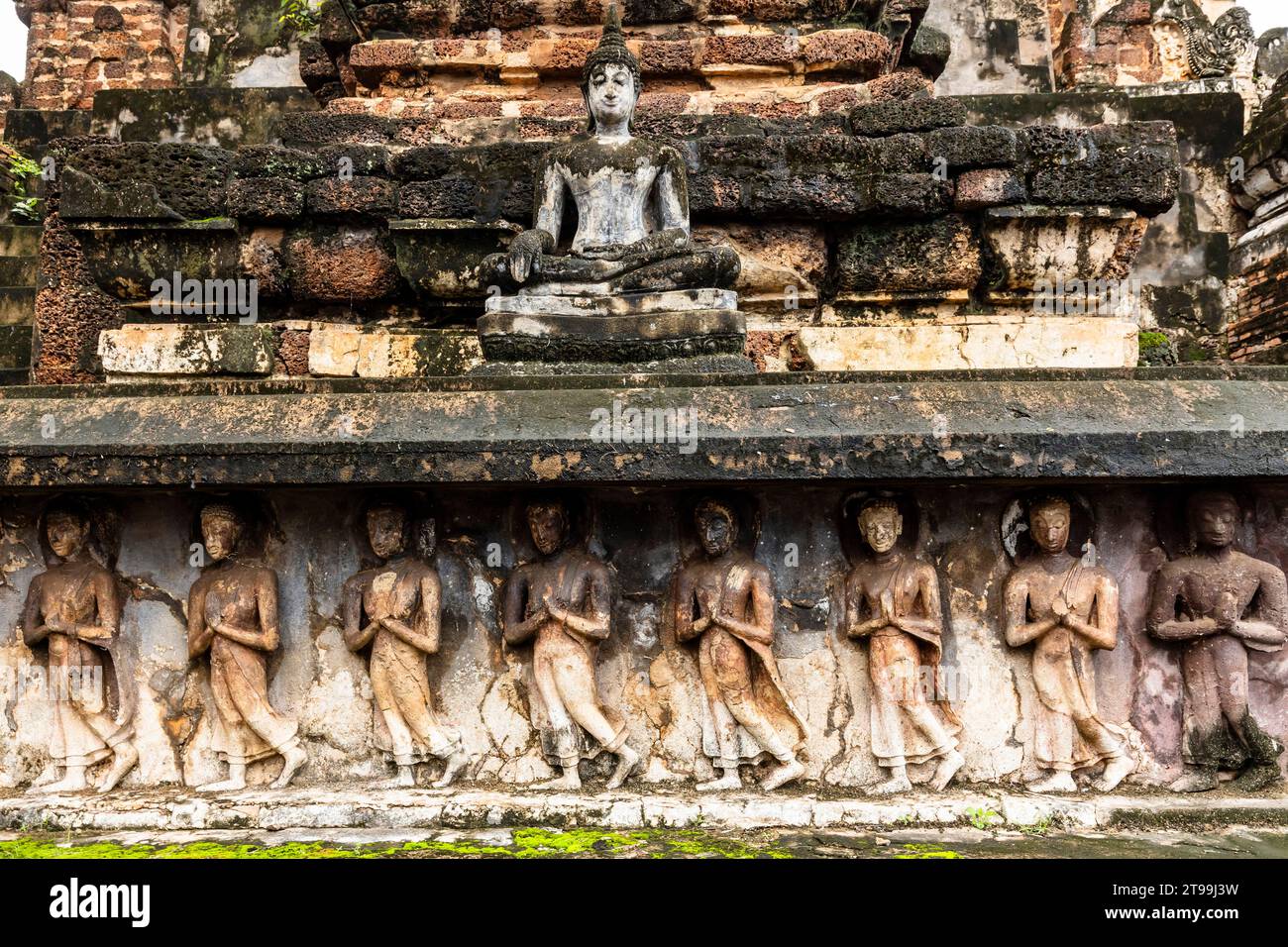 Sukhothai Historical Park, Wat Mahathat, Buddha statue and relief in ...