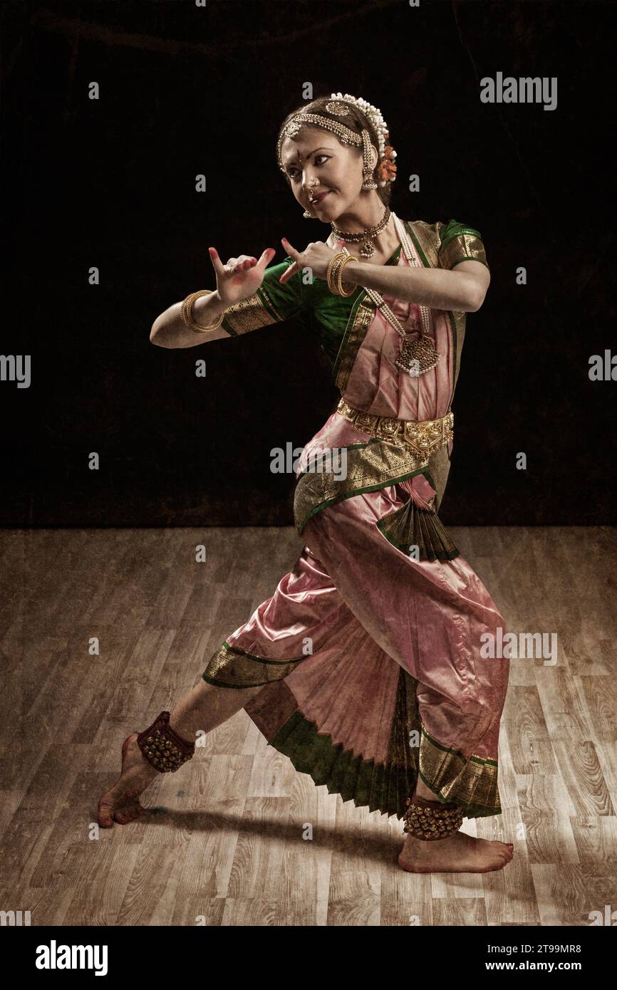 Indian classical dance Bharatanatyam dancer Stock Photo - Alamy