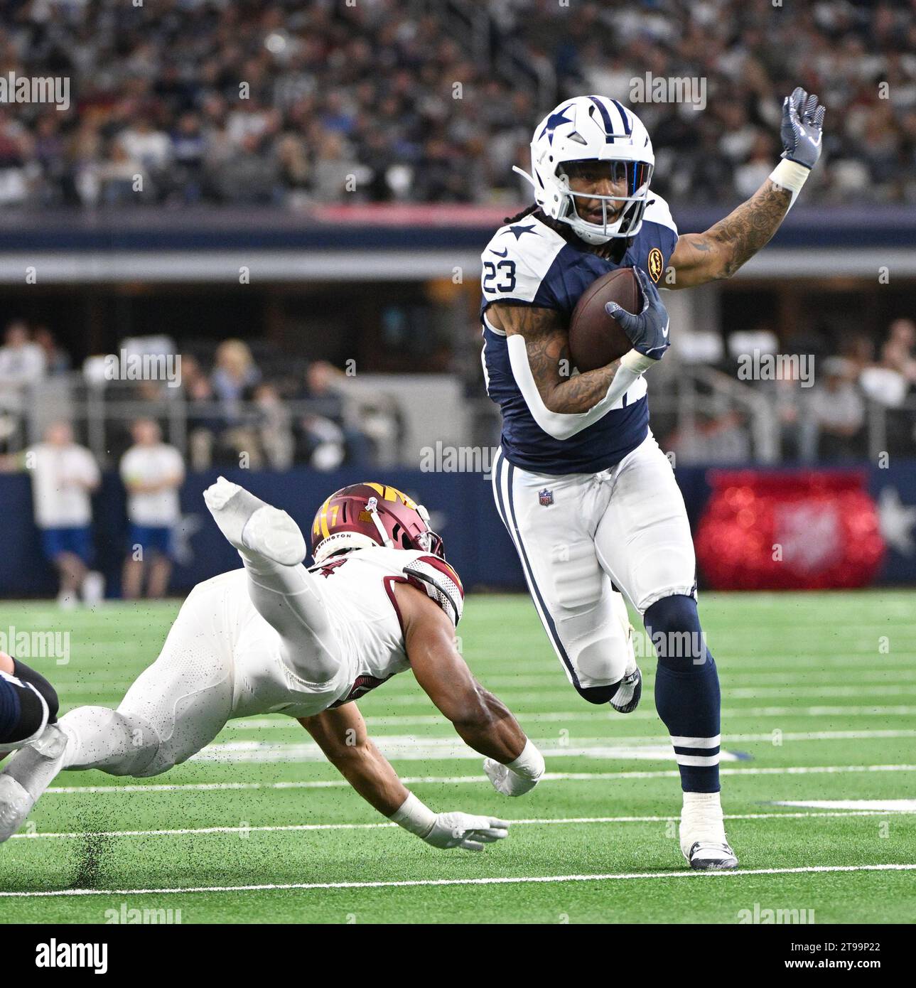 Dallas Cowboys Rico Dowdle scores on a 15-yard catch against the ...