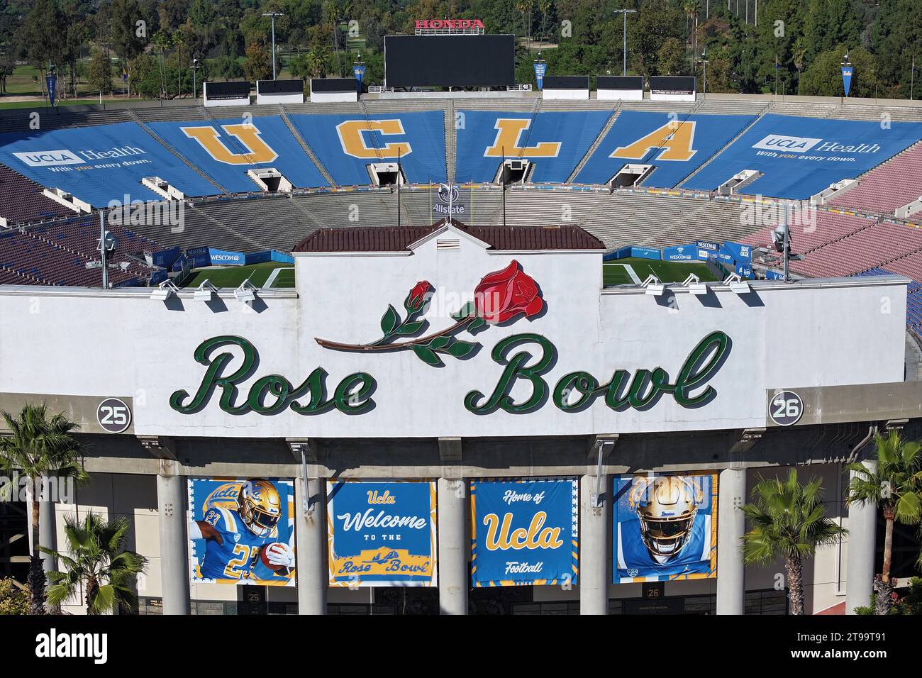 Rose bowl stadium pasadena aerial hi-res stock photography and images ...