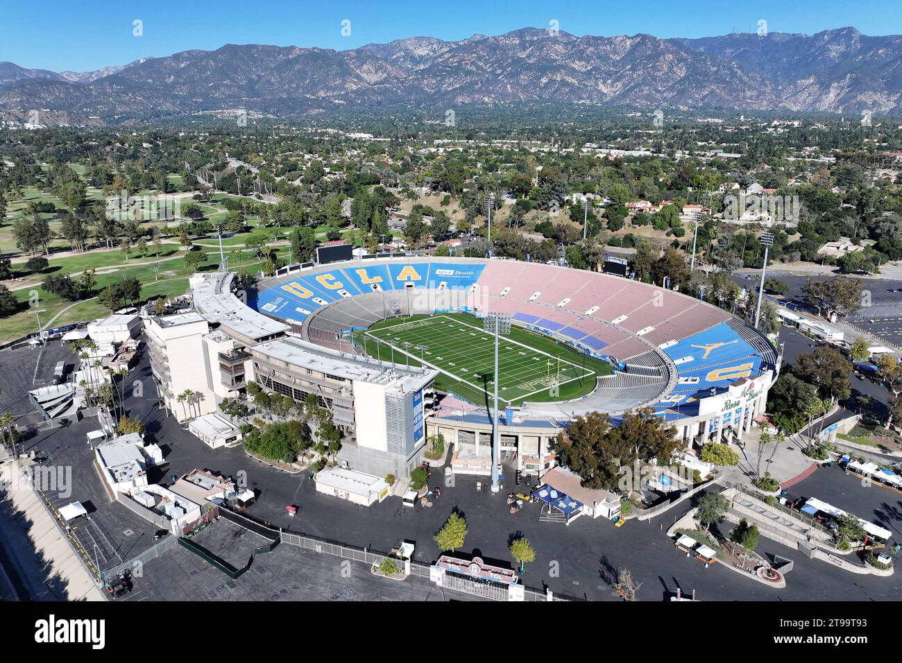 Rose bowl stadium pasadena aerial hi-res stock photography and images ...