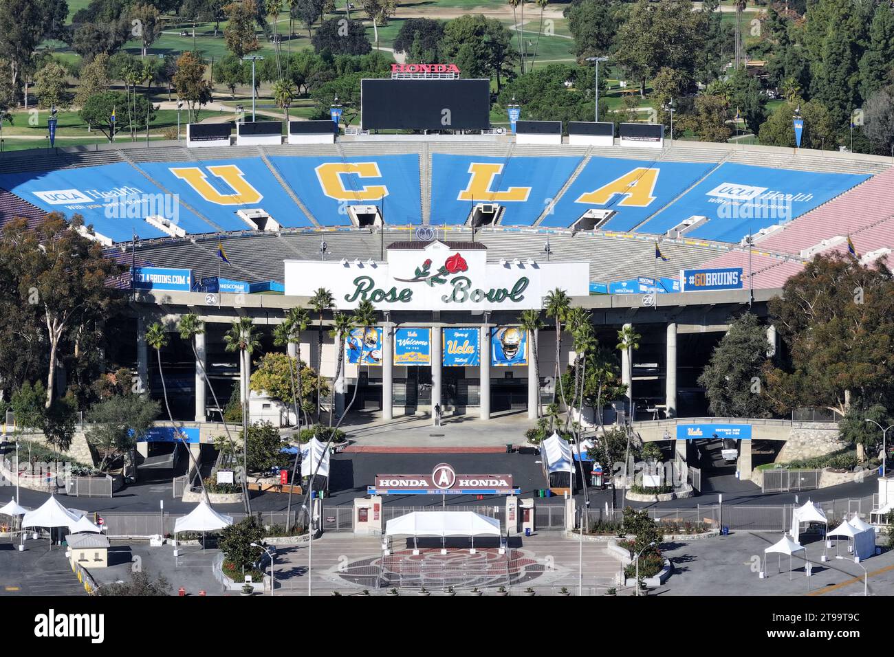 Rose bowl stadium pasadena aerial hi-res stock photography and images ...