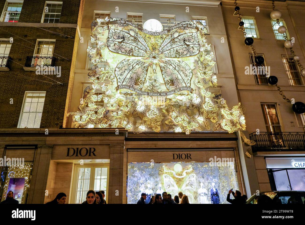London, UK. 23rd November, 2023. Visitors and shoppers admire the ...