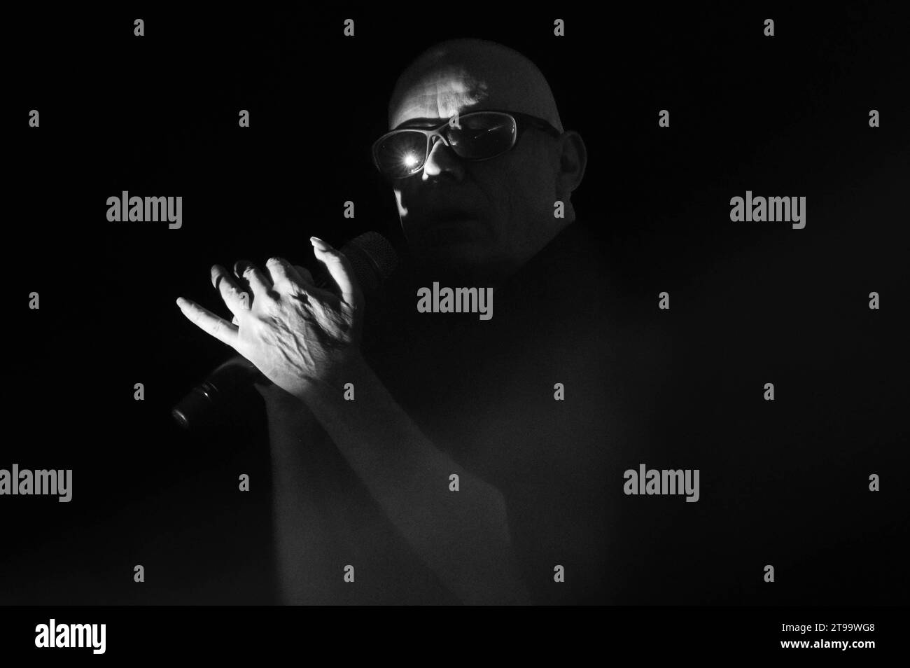 Photographs of Andrew Eldritch of Sisters of Mercy performing at ...