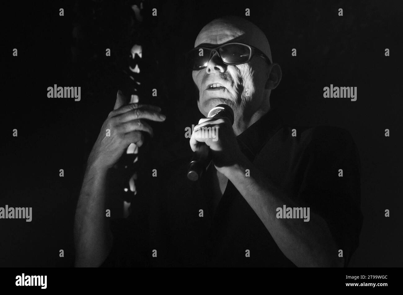 Photographs of Andrew Eldritch of Sisters of Mercy performing at ...