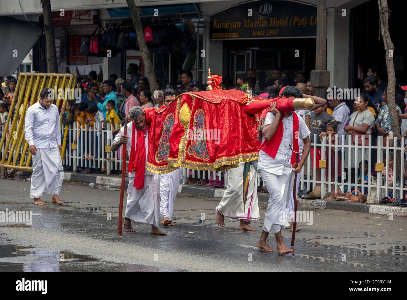 Palanquin with queen hi-res stock photography and images - Alamy