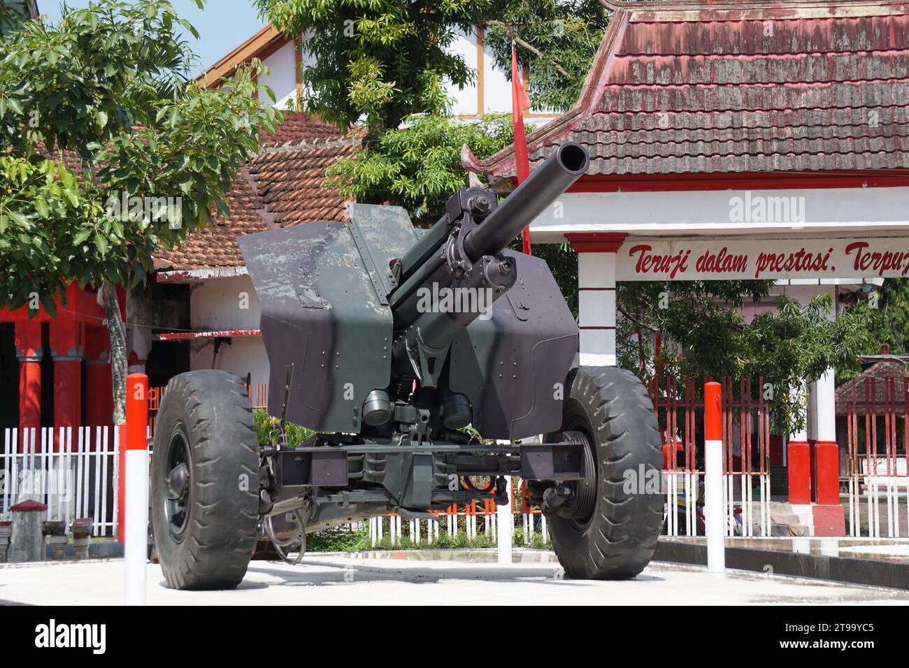 Tank and cannon base on peta monument Stock Photo - Alamy