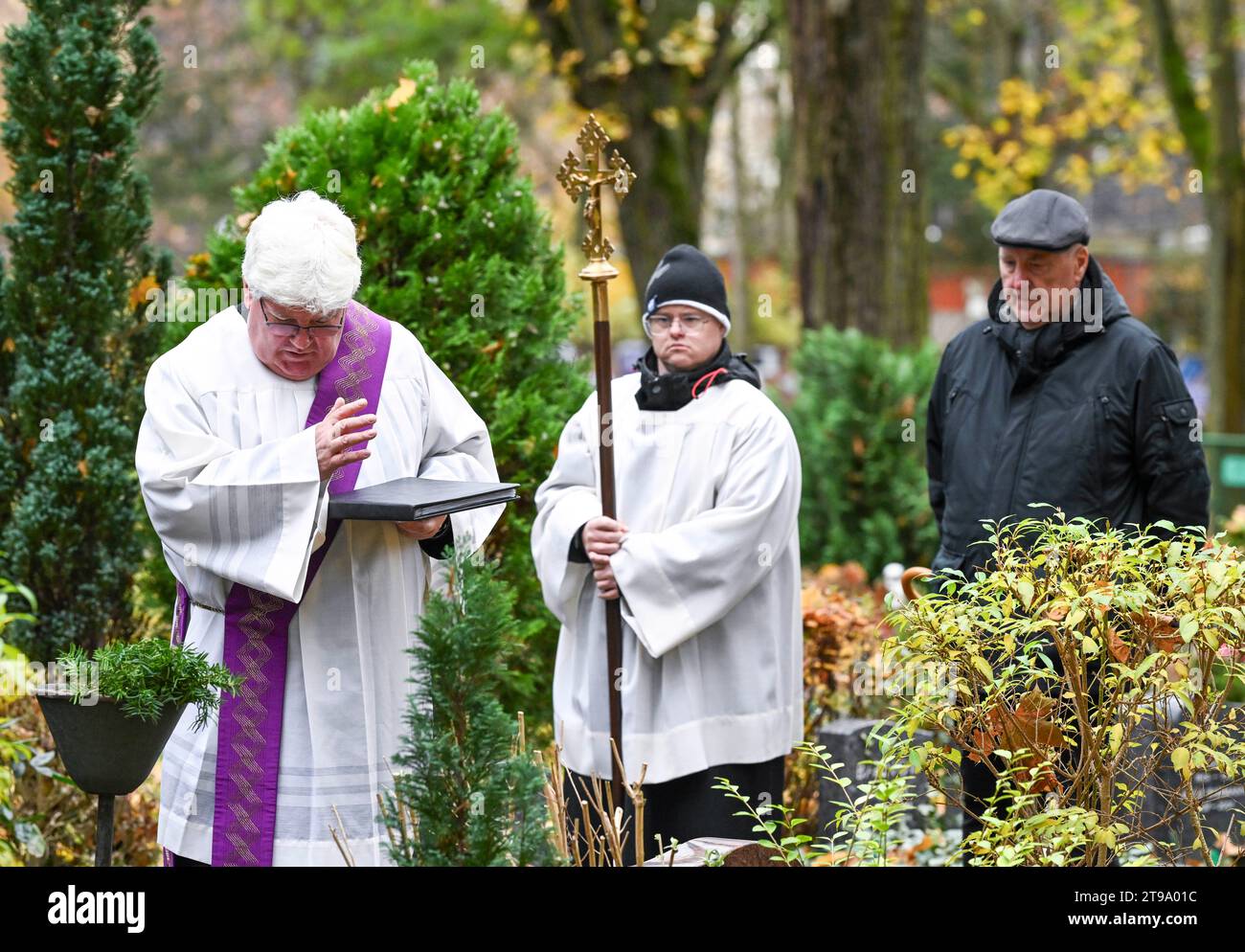 Berlin, Germany. 16th Nov, 2023. Deacon Olaf Tuszewski (l-r), Johannes ...