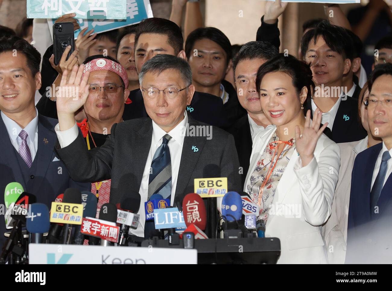 Taiwan's Taiwan People's Party (TPP) presidential candidate Ko Wen-je, front left, and his vice ...