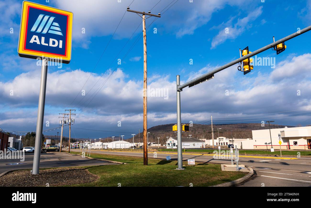 The Aldi grocery store sign on Market Street at an intersection in ...