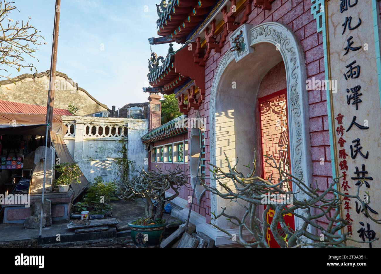 The Fujian Assembly Hall in Hoi An Ancient Town Stock Photo - Alamy