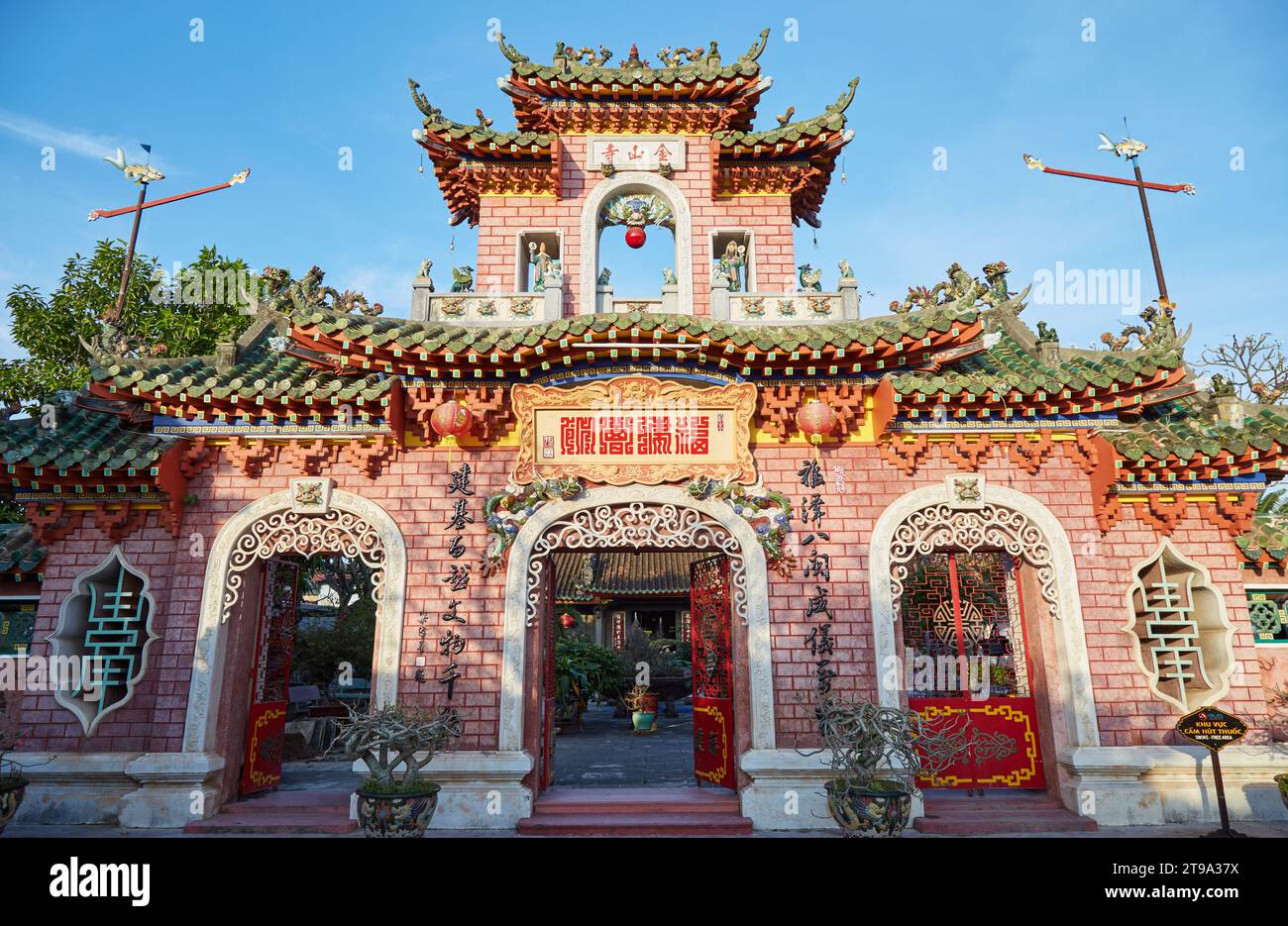 The Fujian Assembly Hall in Hoi An Ancient Town Stock Photo - Alamy
