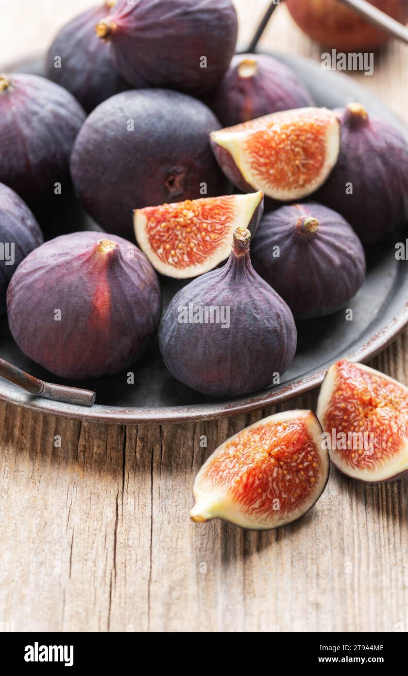 Whole and sliced fresh ripe figs Stock Photo - Alamy
