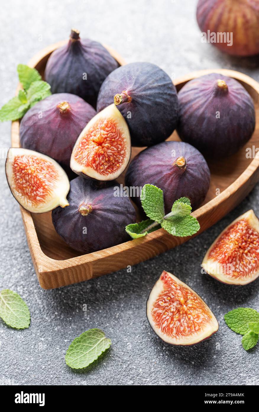 Whole and sliced fresh ripe figs Stock Photo - Alamy