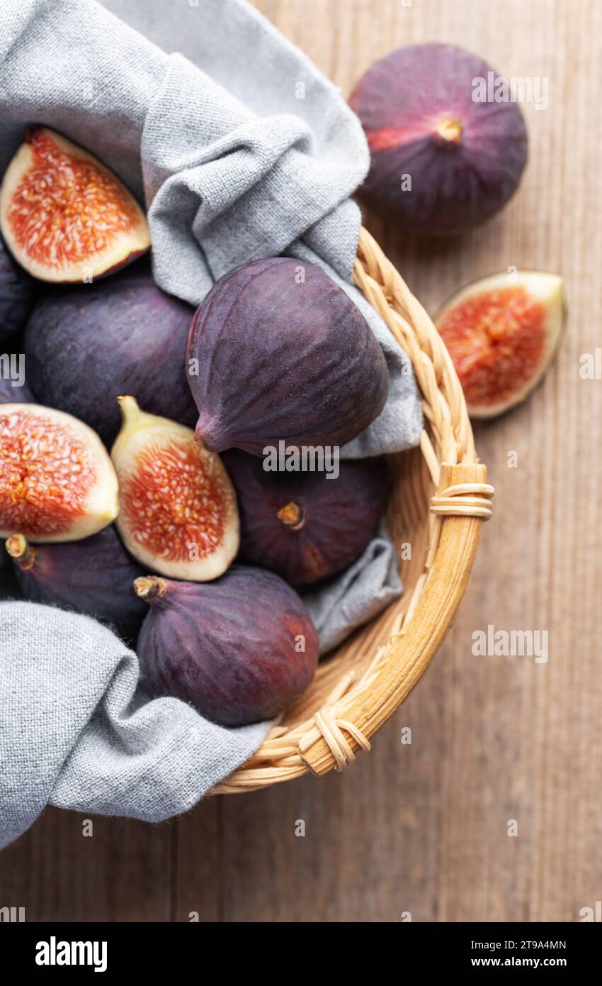 Whole and sliced fresh ripe figs Stock Photo - Alamy