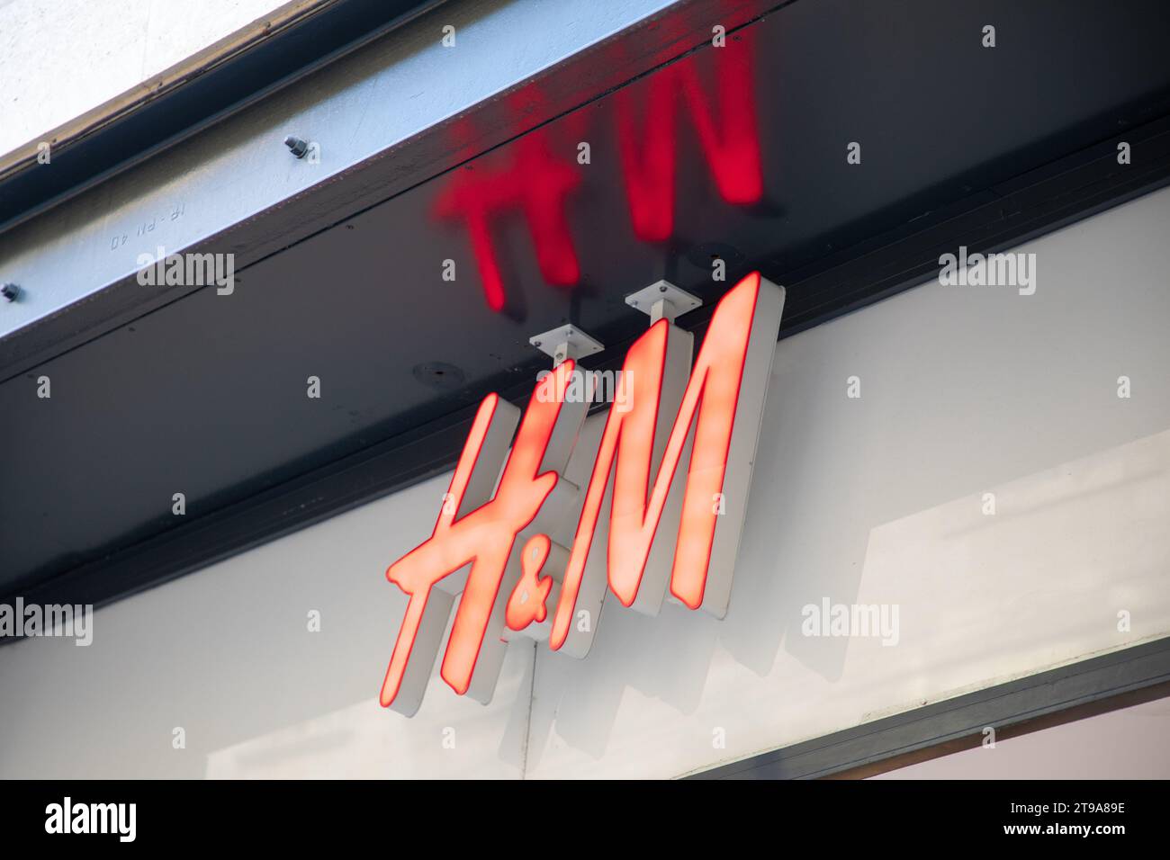Hm store shop retail entrance hi-res stock photography and images - Alamy
