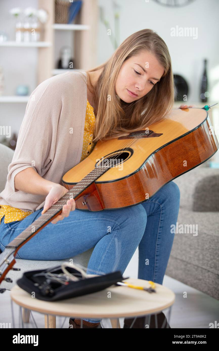Restring acoustic guitar hi-res stock photography and images - Alamy