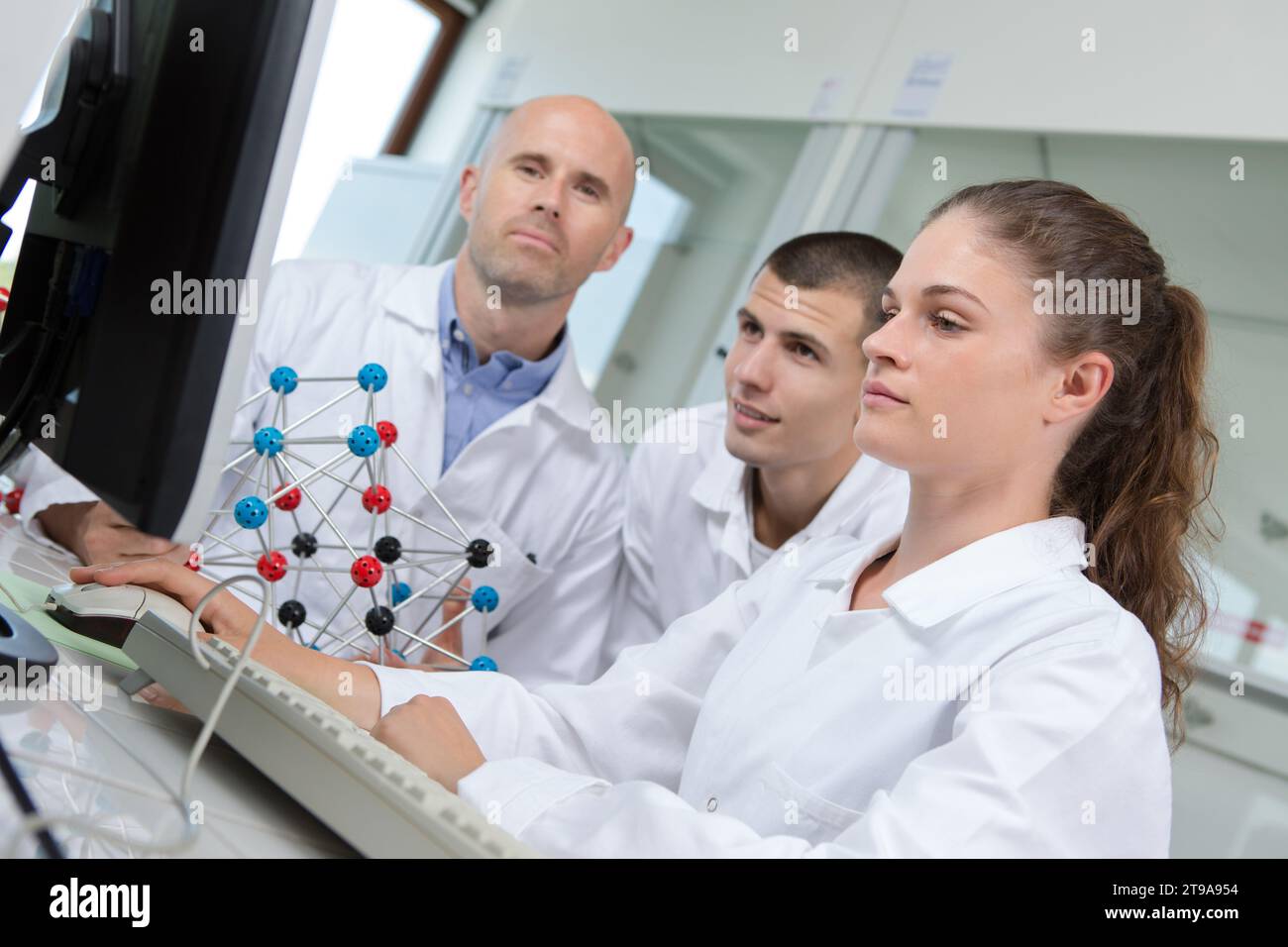 Young women students in computer lab hi-res stock photography and ...