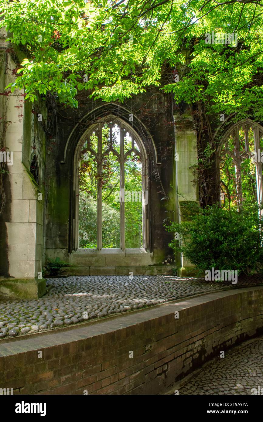 St. Dunstan in the East Church Garden and Ruins. London. UK Stock Photo ...