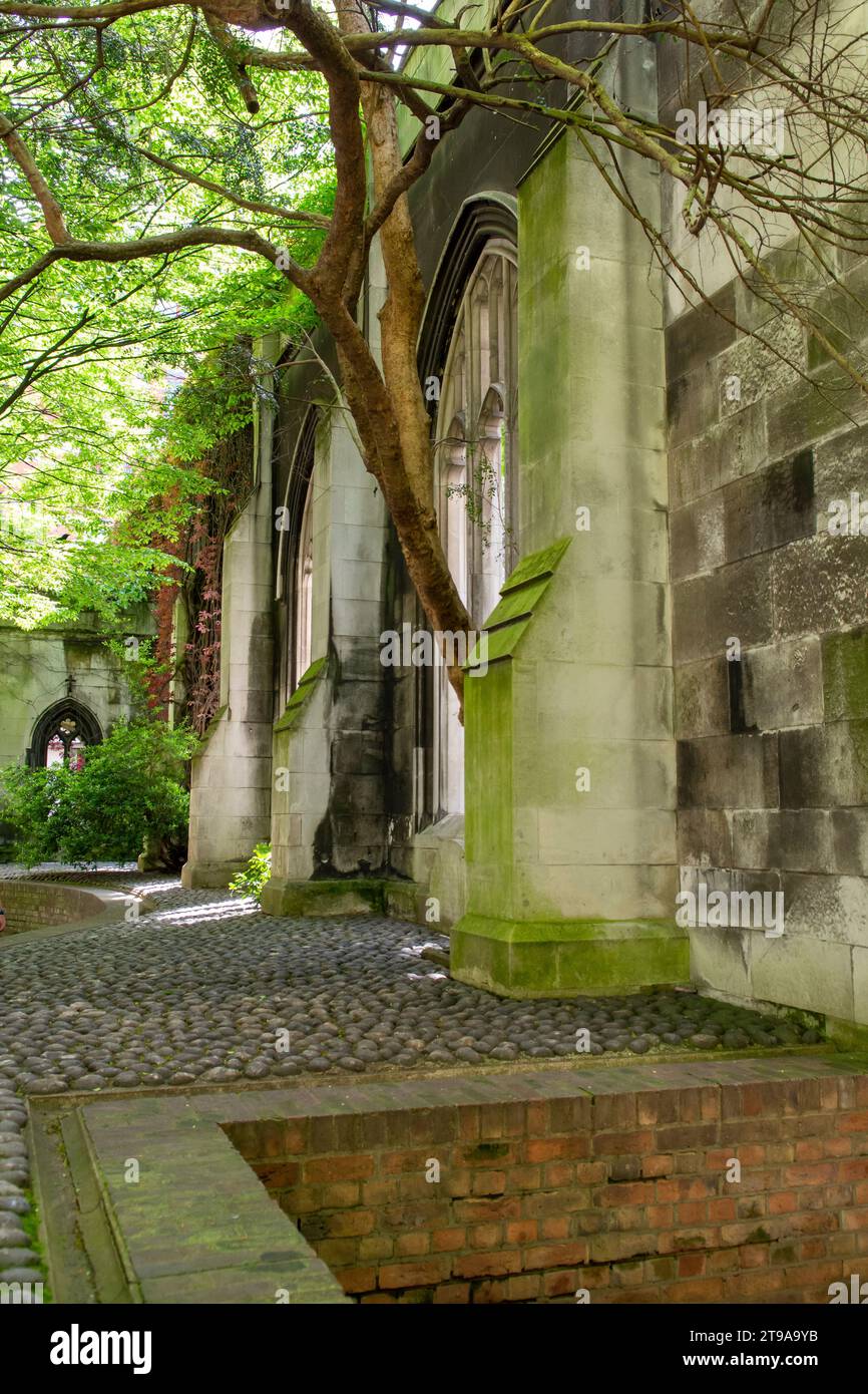 St. Dunstan in the East Church Garden and Ruins. London. UK Stock Photo ...