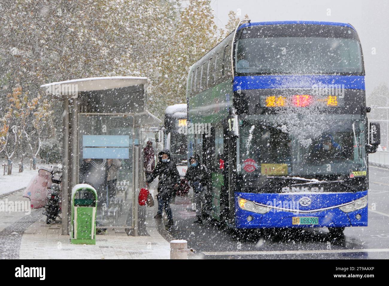 YANTAI, CHINA - NOVEMBER 24, 2023 - Vehicles travel through snow on the ...