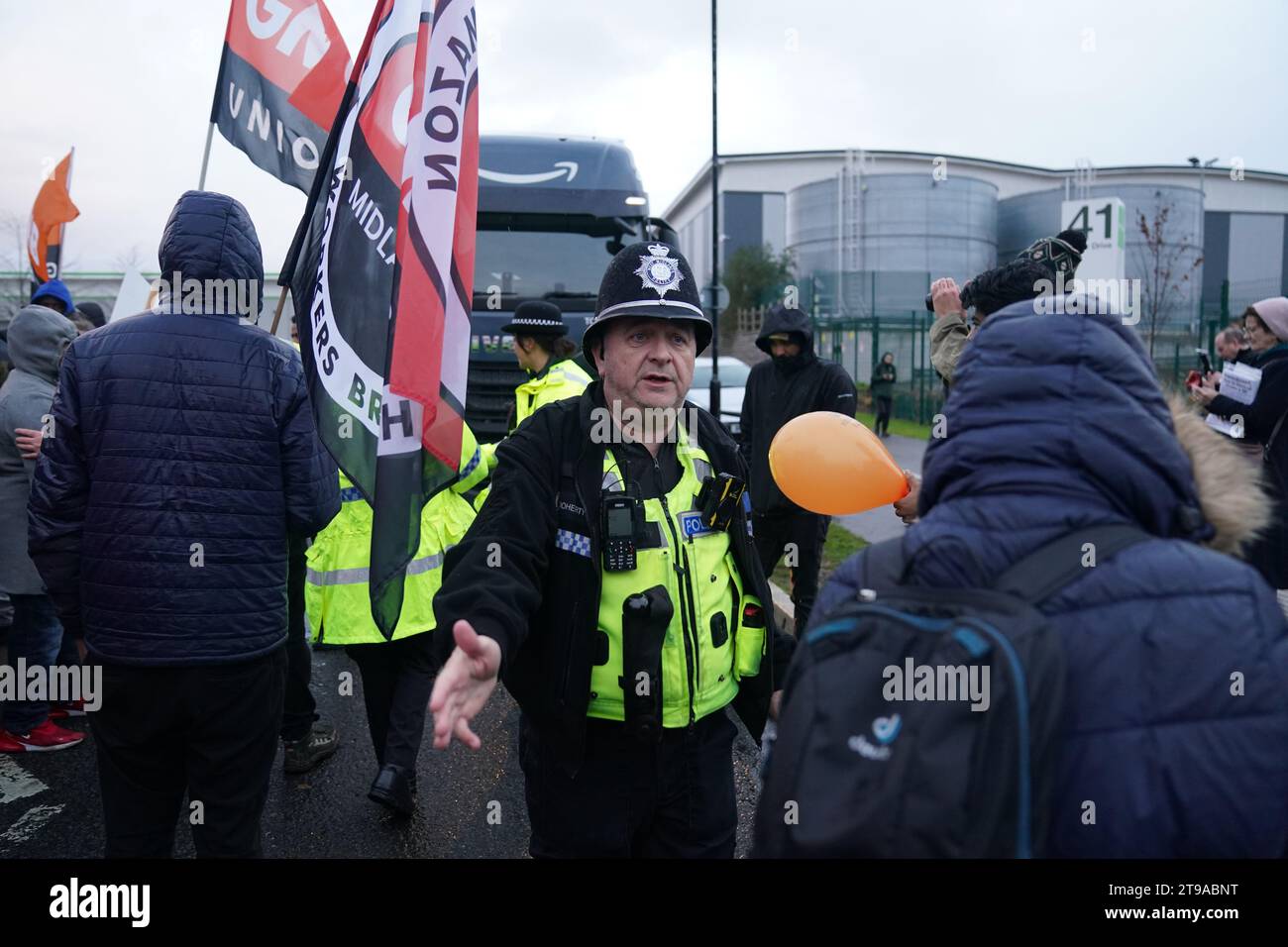 Police officers speak to Amazon staff members on a GMB union picket ...