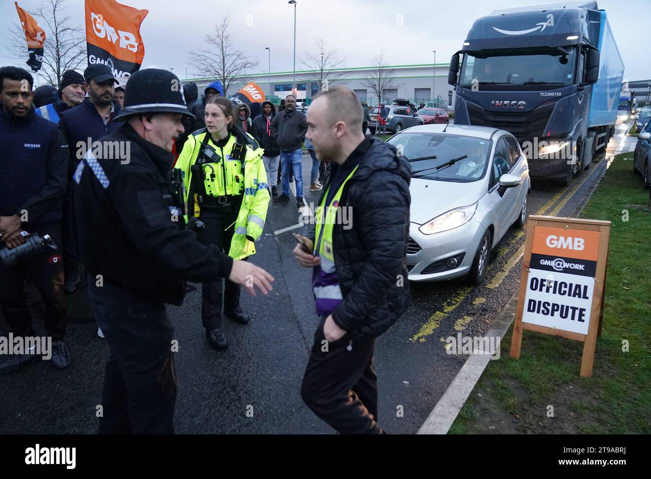 Police officers speak to Amazon staff members on a GMB union picket ...