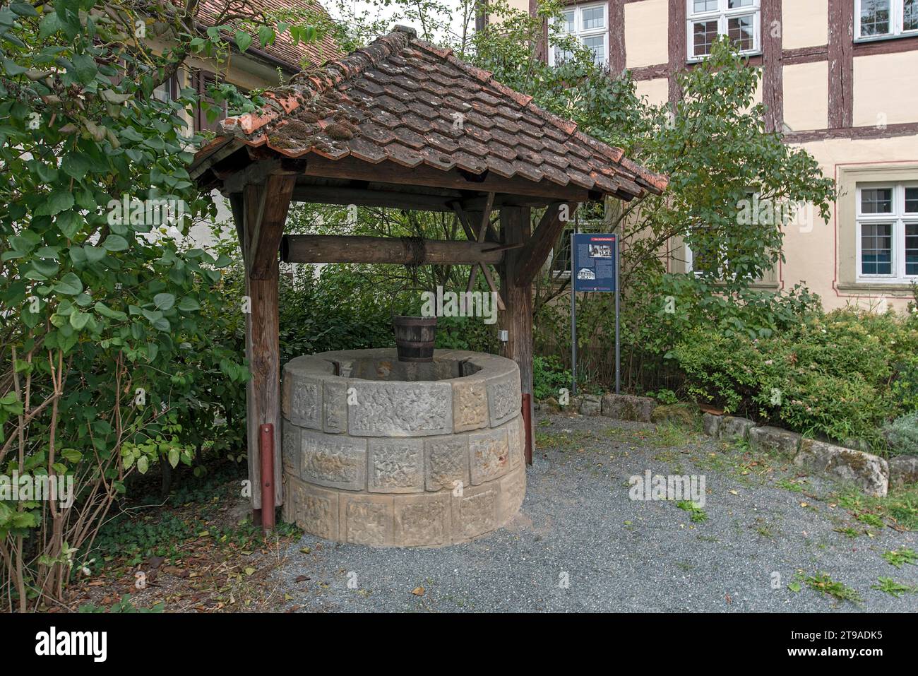 Historic draw well at the schoolhouse, Kirchberg, Kuhnreuth, Upper ...