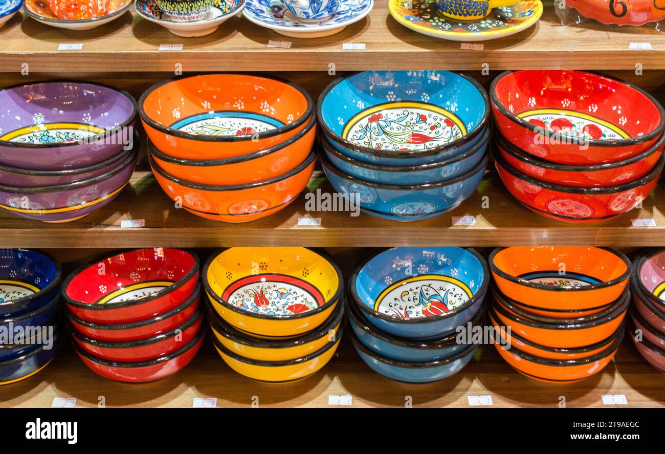 Traditional Turkish ceramic plates in bazaar Stock Photo - Alamy