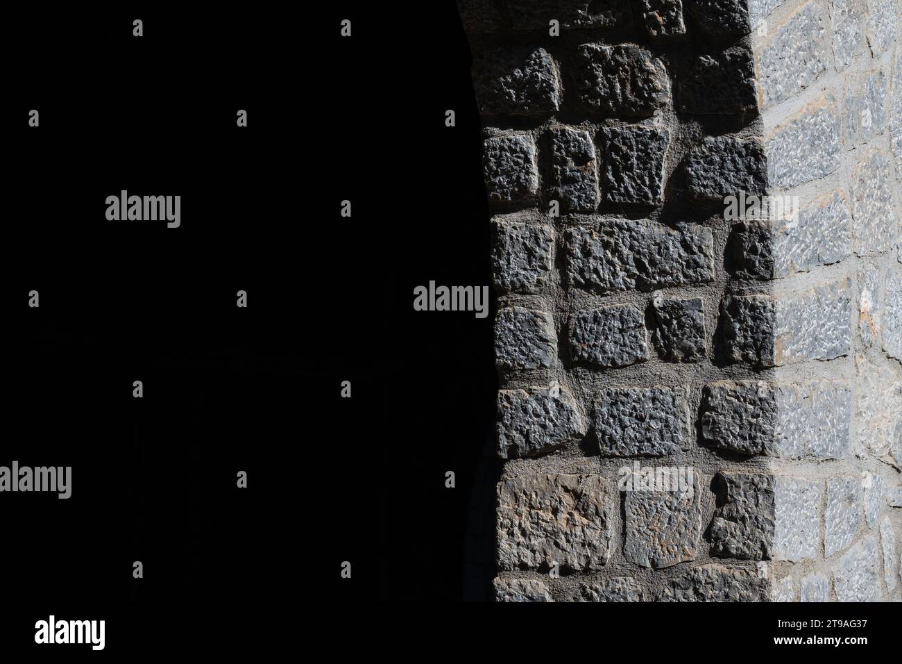 Empty dark space, stone wall pillar . Bright and darkness, concept ...
