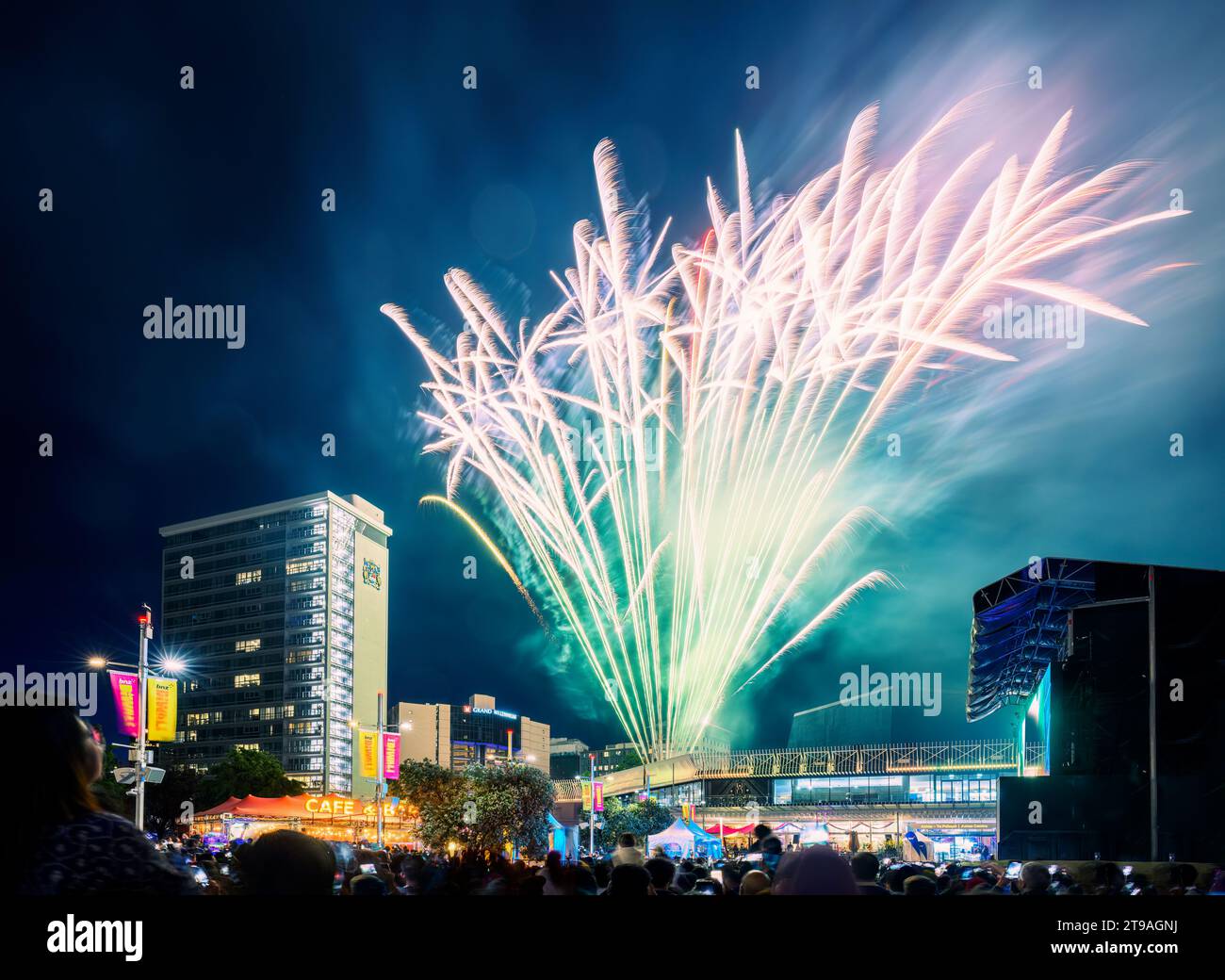 Diwali fireworks crowd hi-res stock photography and images - Alamy