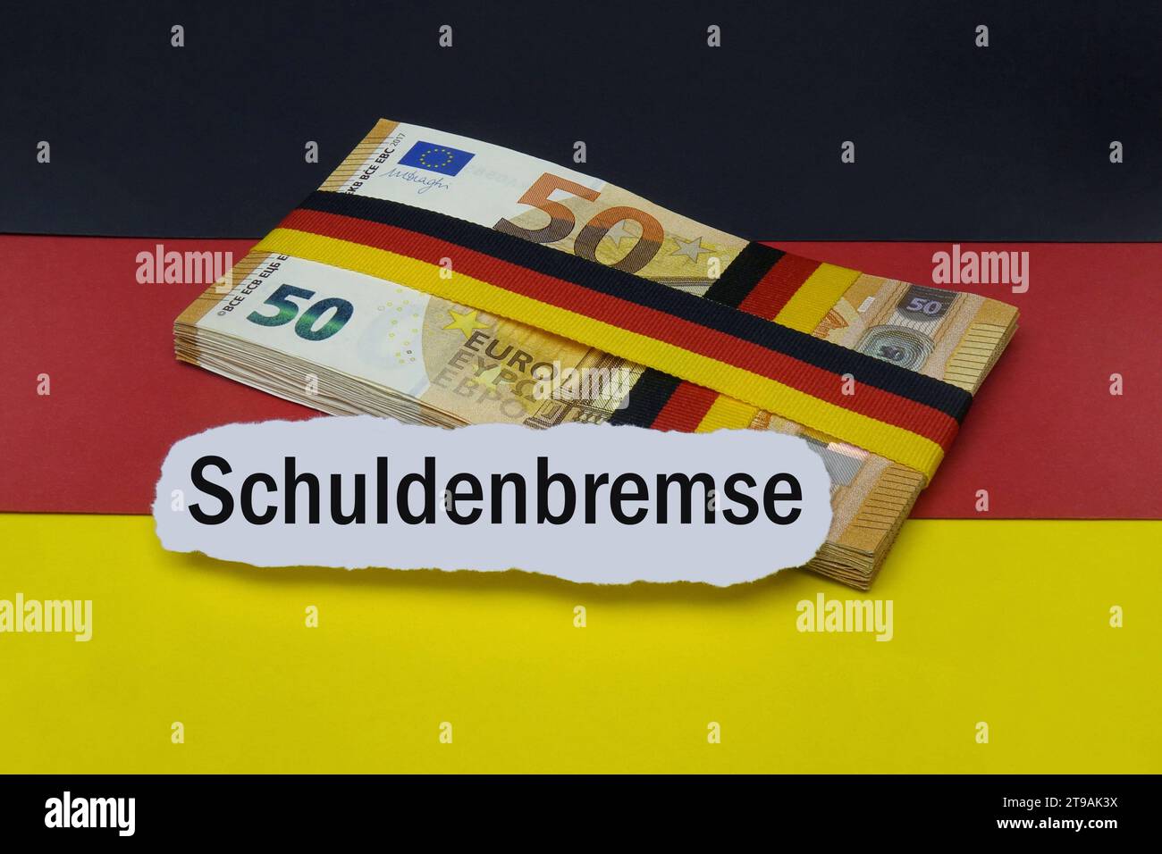 Geldbündel mit Deutschlandfahne und Schuldenbremse Geldbündel mit ...