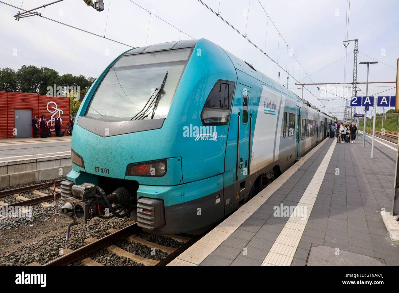 Eisenbahnverkehr im Bahnhof Bad Bentheim - Regionalbahn Zug der Eurobahn RB 61, Wiehengebirgs ...