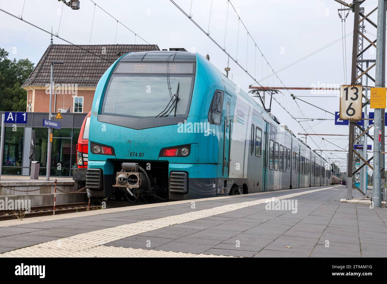 Eisenbahnverkehr im Bahnhof Bad Bentheim - Regionalbahn Zug der Eurobahn RB 61, Wiehengebirgs ...