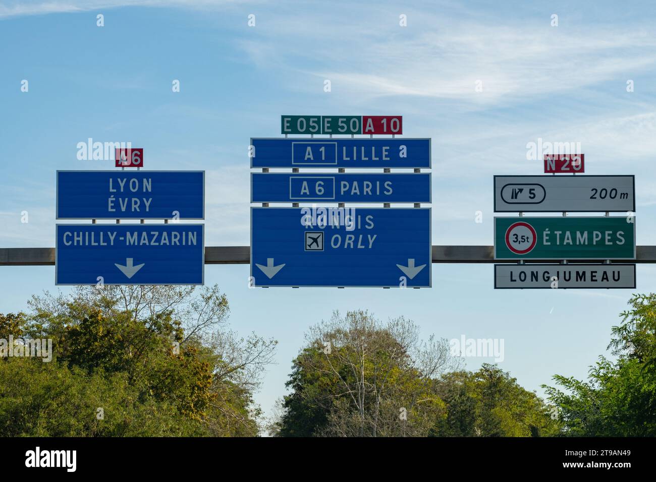 Highway road signs Paris, driving in heavy traffic on ring road of ...